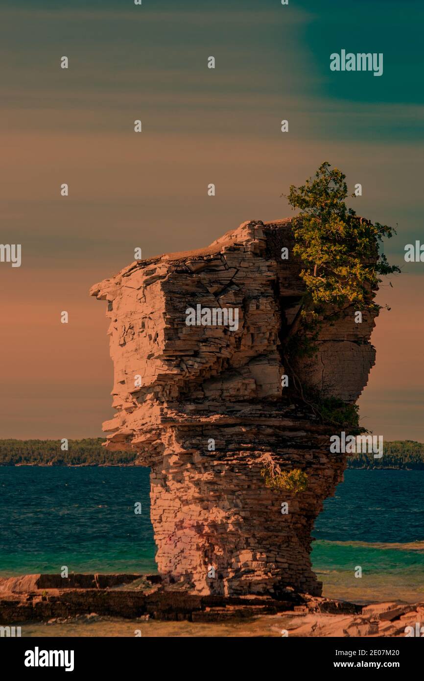 Flower pot rock formation at sunset, Lake Huron, ON. Spectacular ...