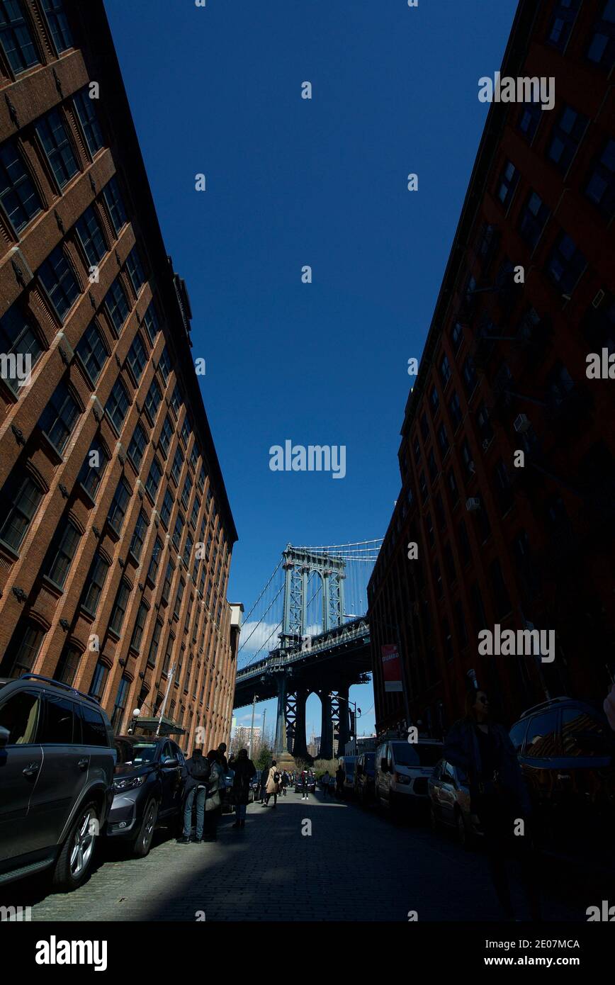 The Manhattan Bridge: A suspension bridge that crosses the East River ...