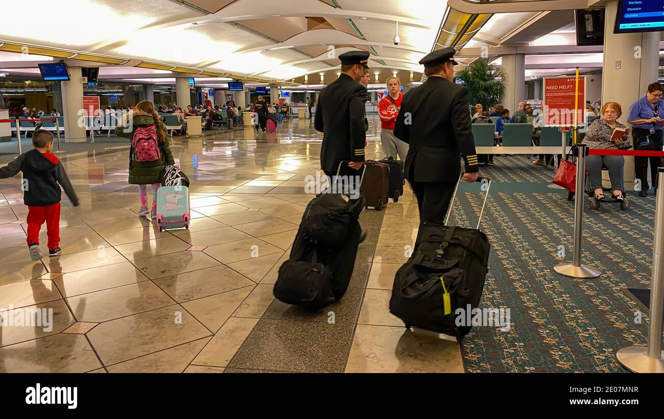 Airline counter delta hi-res stock photography and images - Alamy