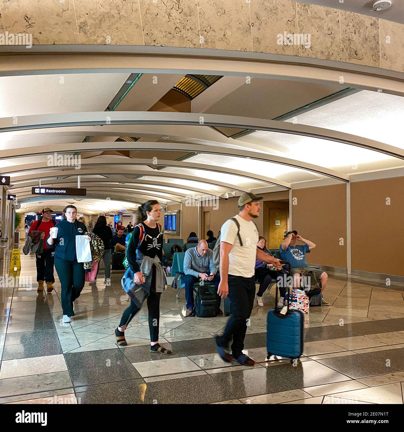 Airline counter delta hi-res stock photography and images - Alamy