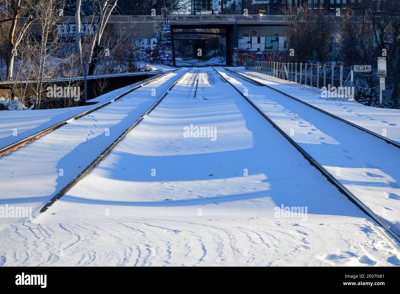 View down train track long hi-res stock photography and images - Alamy