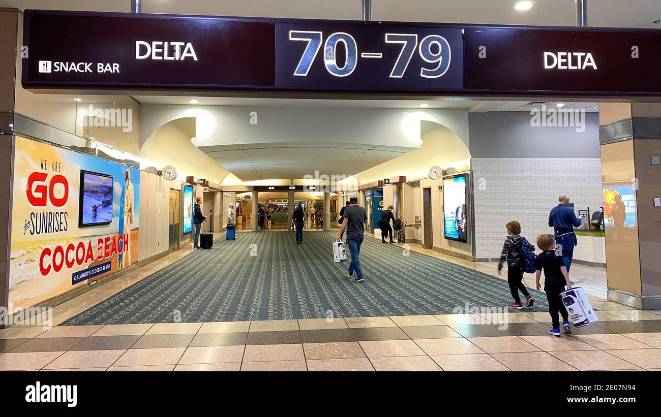 Airline counter delta hi-res stock photography and images - Alamy