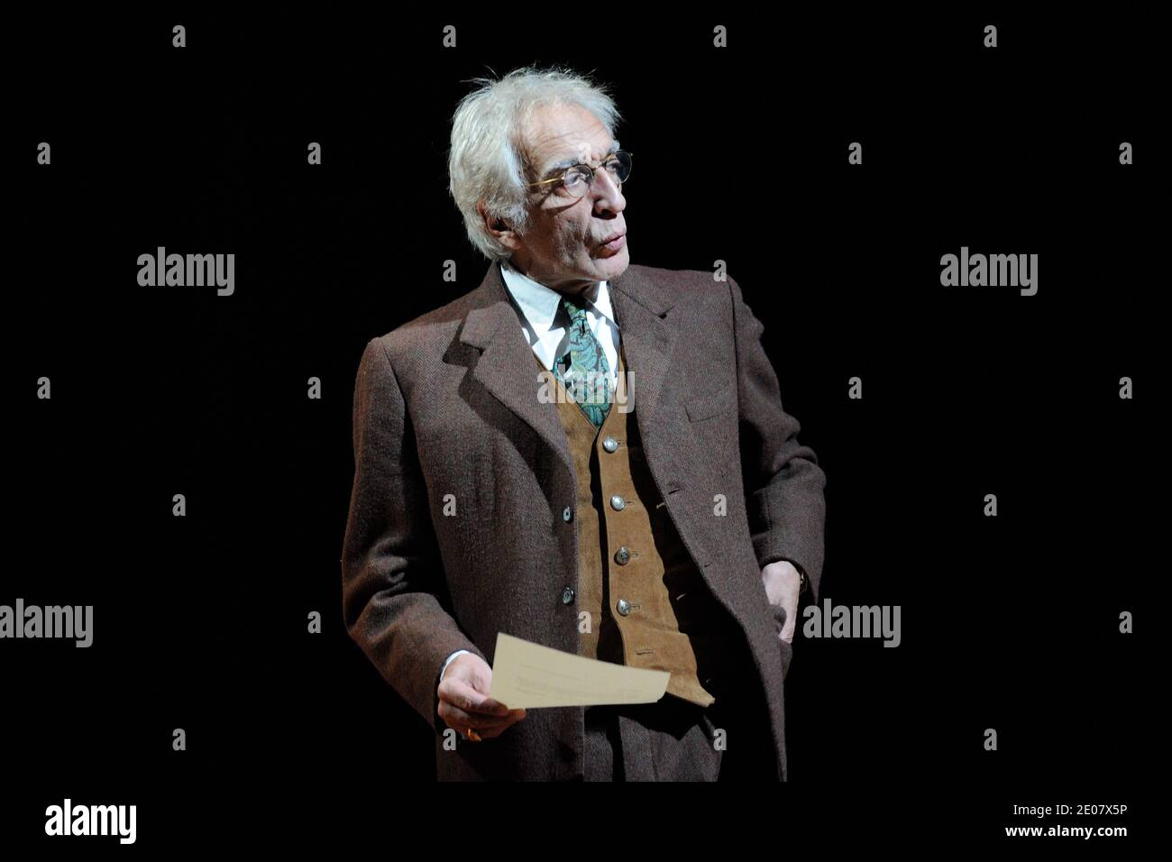 Gerard Darmon performing new play 'Inconnu a cette adresse' at Theatre ...