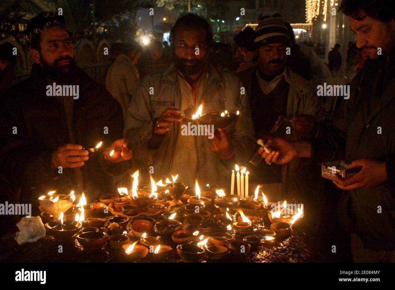 Pakistani peoples light up the earth lamp during Muslim Sufi saint Data ...