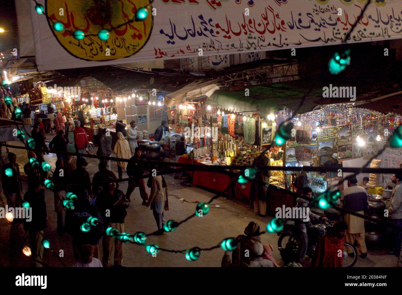 Pakistani peoples light up the earth lamp during Muslim Sufi saint Data ...