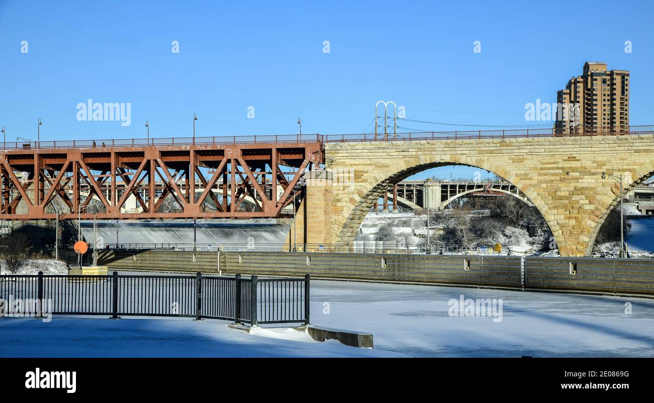 Vintage stone arch bridge across the Mississippi river in the winter ...
