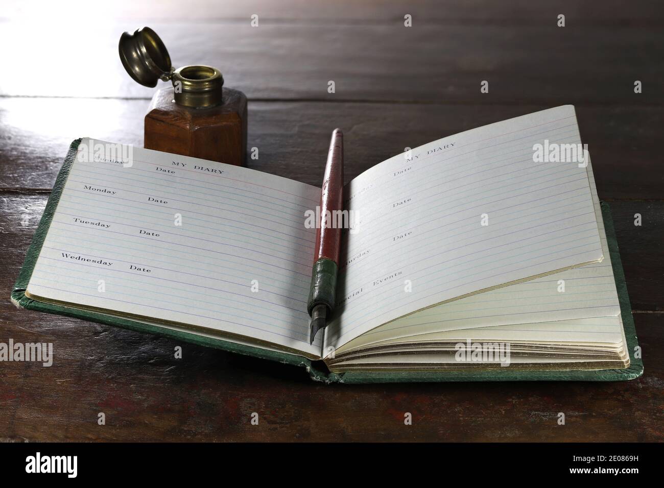 opened blank diary with dib pen and inkwell on desktop Stock Photo - Alamy