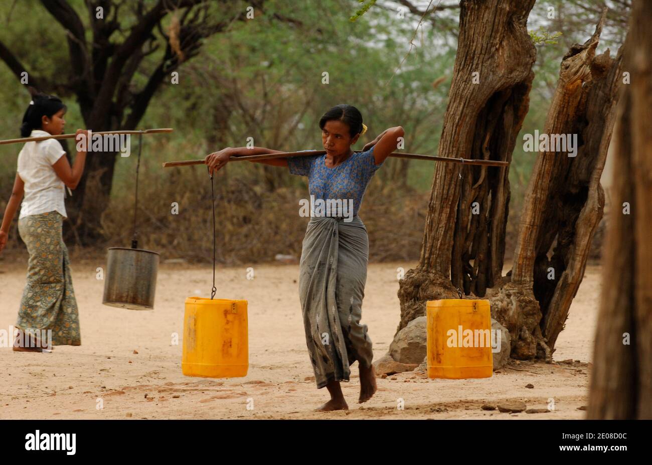Farmers life in the village of Phwar saw, Burma.Porteuses d'eau ...