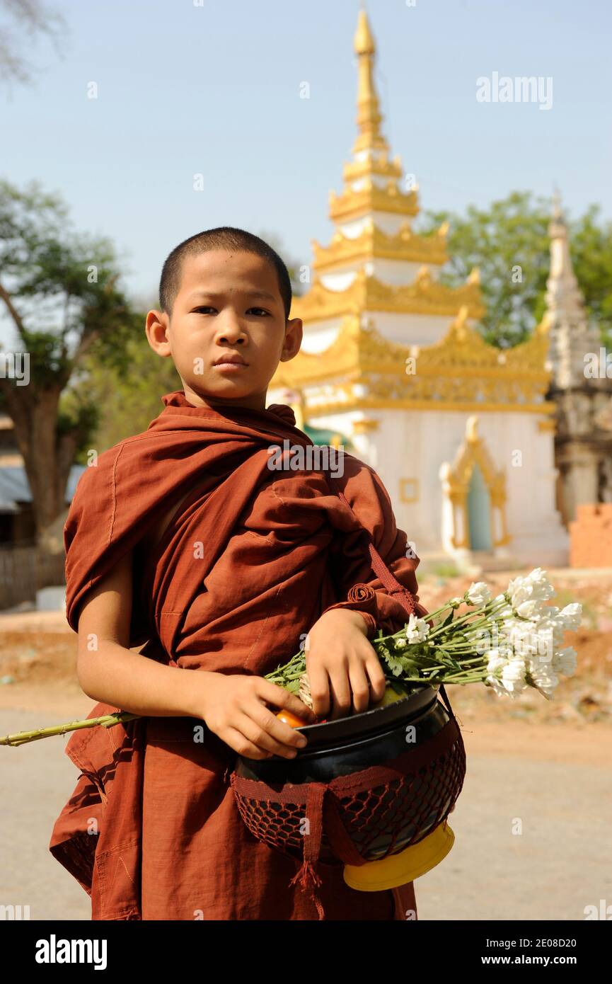 Un jeune moine hi-res stock photography and images - Alamy