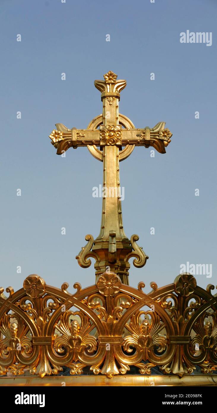 Golden coloured hi-res stock photography and images - Alamy