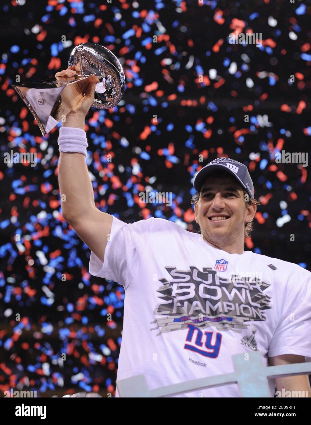 Eli Manning With The Vince Lombardi Trophy Super Bowl XLII, 59% OFF