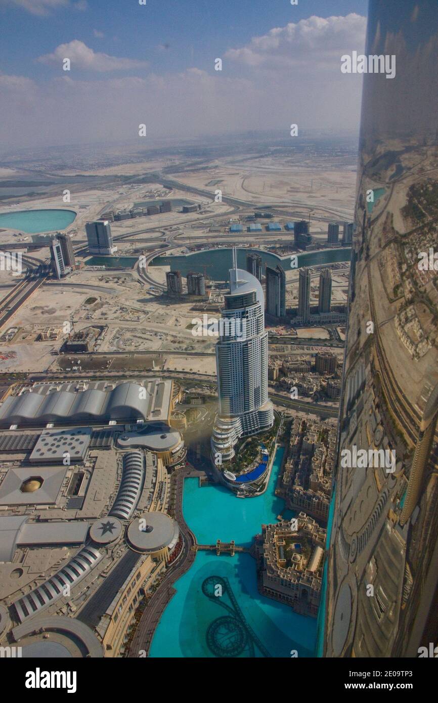 VIEW FROM THE BURJ KHALIFA TOWER, DUBAI, UNITED ARAB EMIRATES.VUE DE LA ...