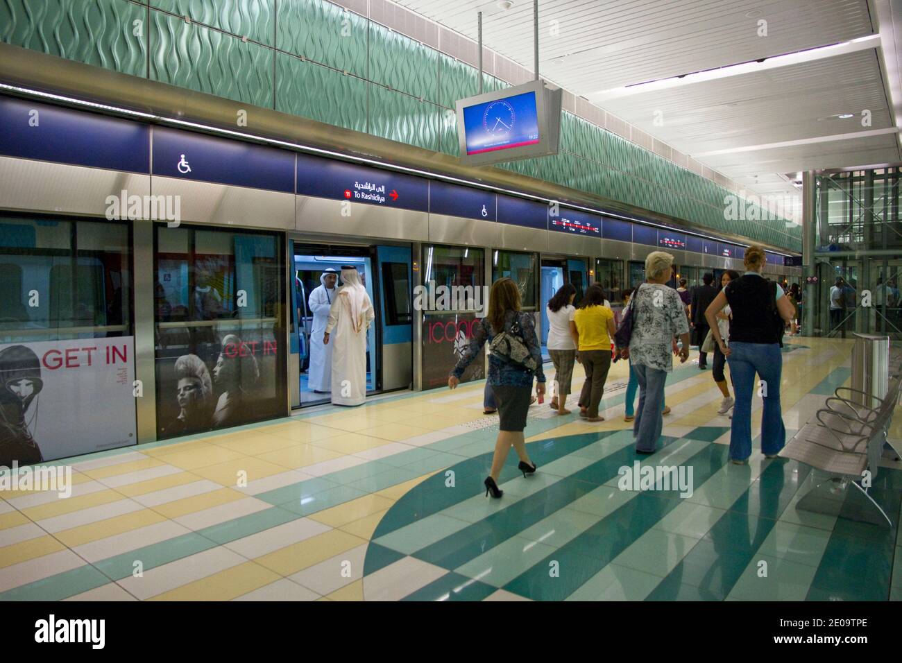 SUBWAY, DUBAI, UNITED ARAB EMIRATES.QUAI DE METRO, DUBAI, EMIRATS ...