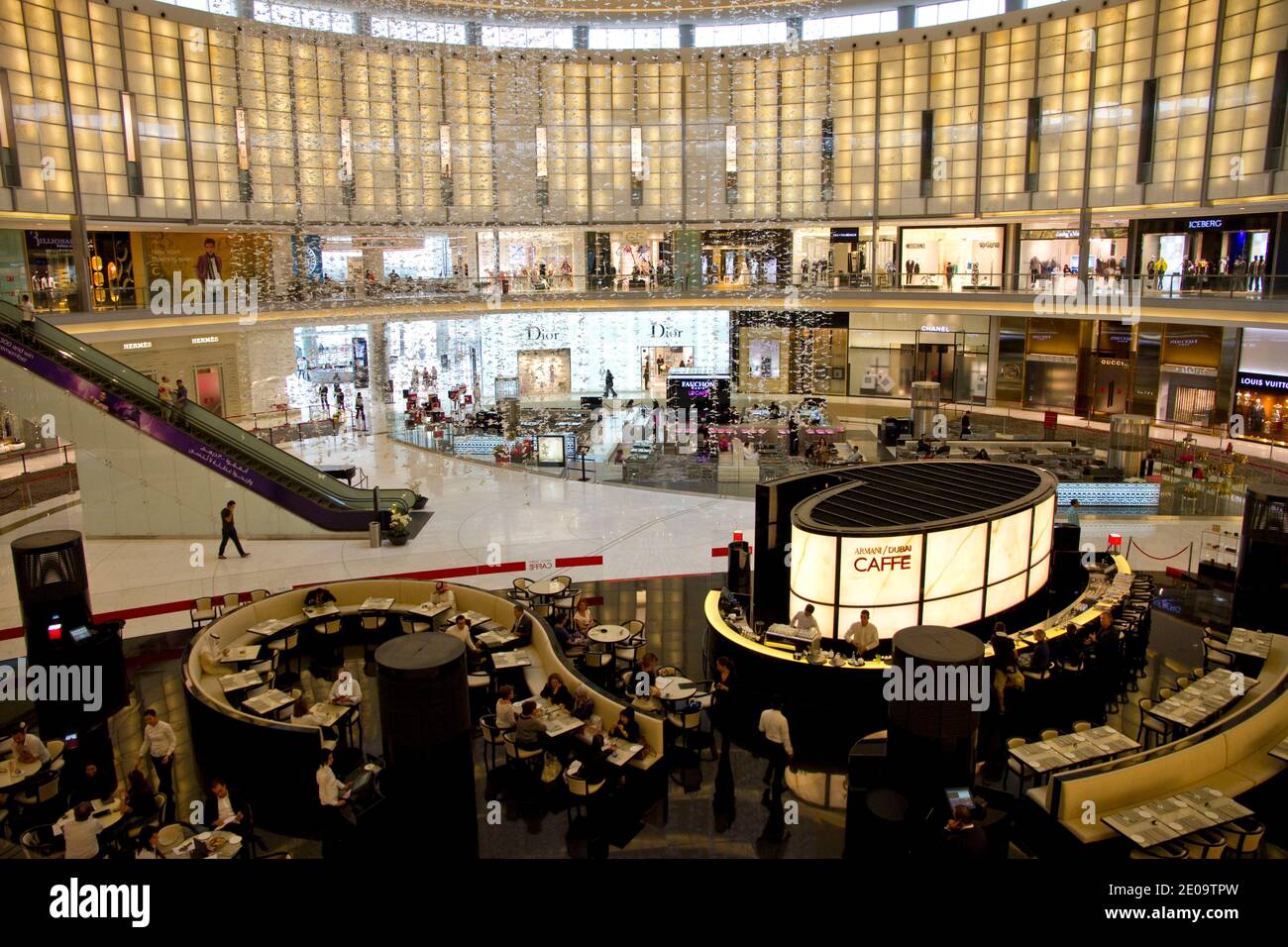 INSIDE THE CENTER MALL, DUBAI, UNITED ARAB EMIRATES.VUE DE L'INTERIEUR ...