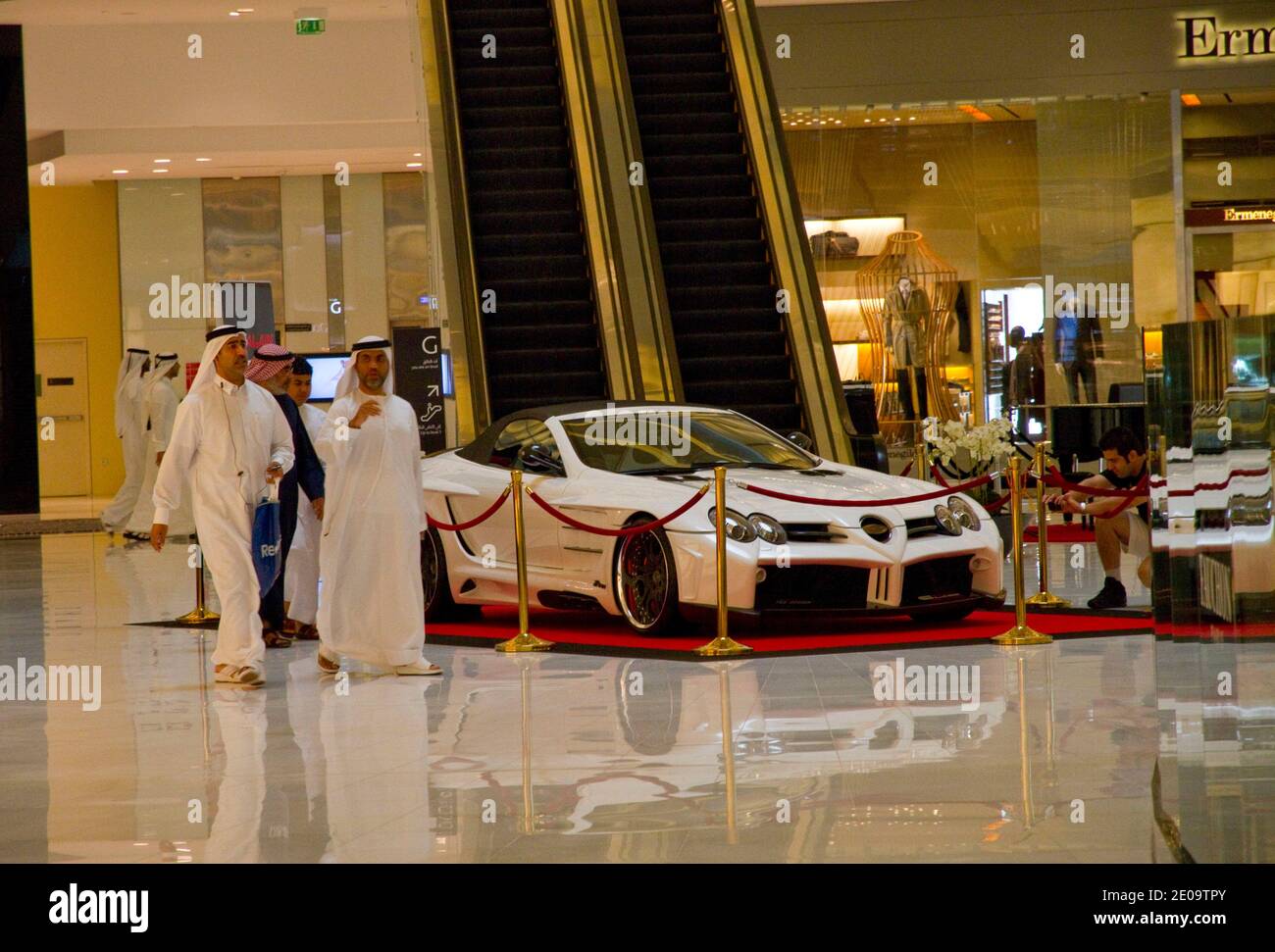 INSIDE THE CENTER MALL, DUBAI, UNITED ARAB EMIRATES.VUE DE L'INTERIEUR ...
