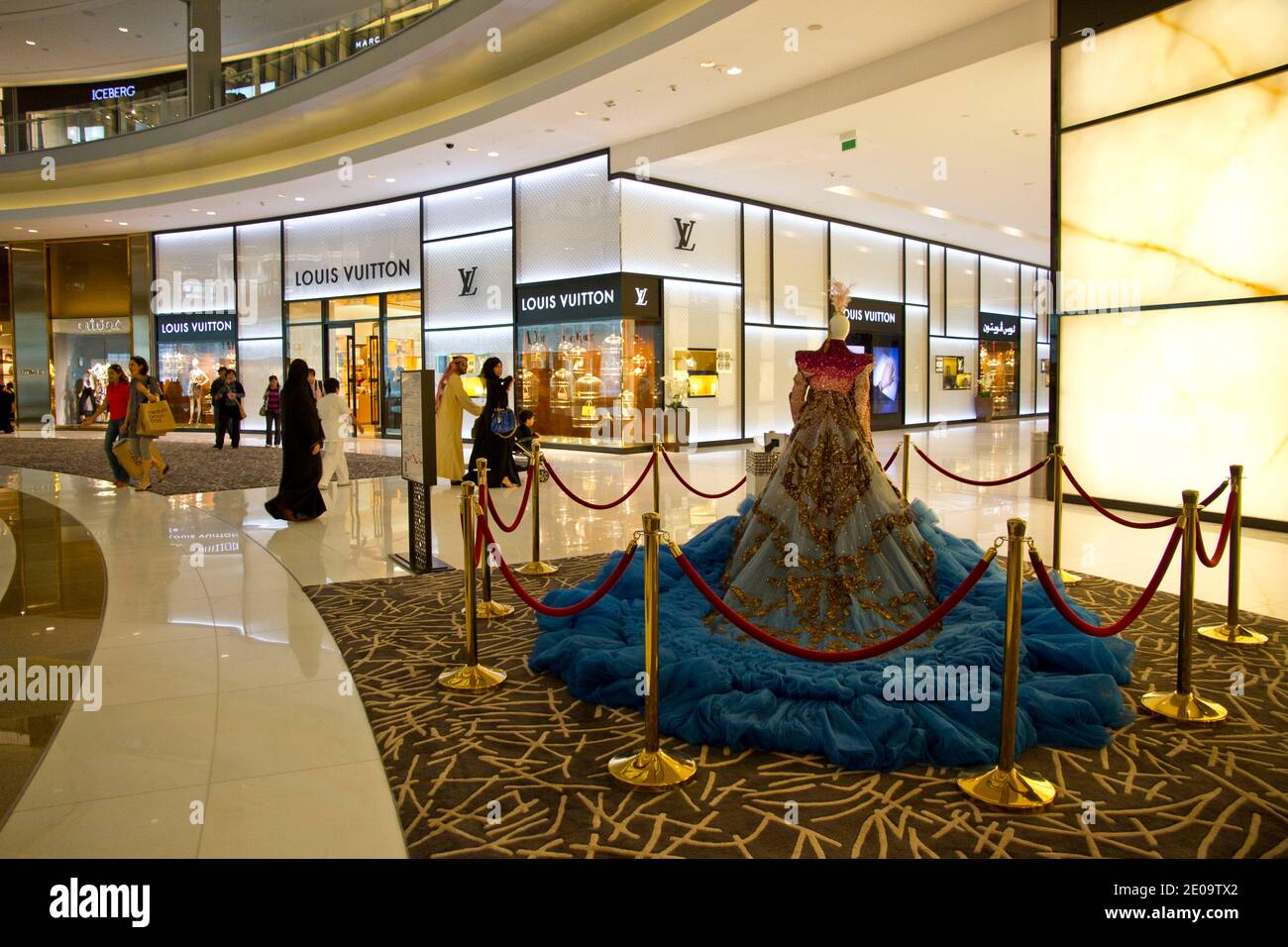 INSIDE THE CENTER MALL, DUBAI, UNITED ARAB EMIRATES.VUE DE L'INTERIEUR ...