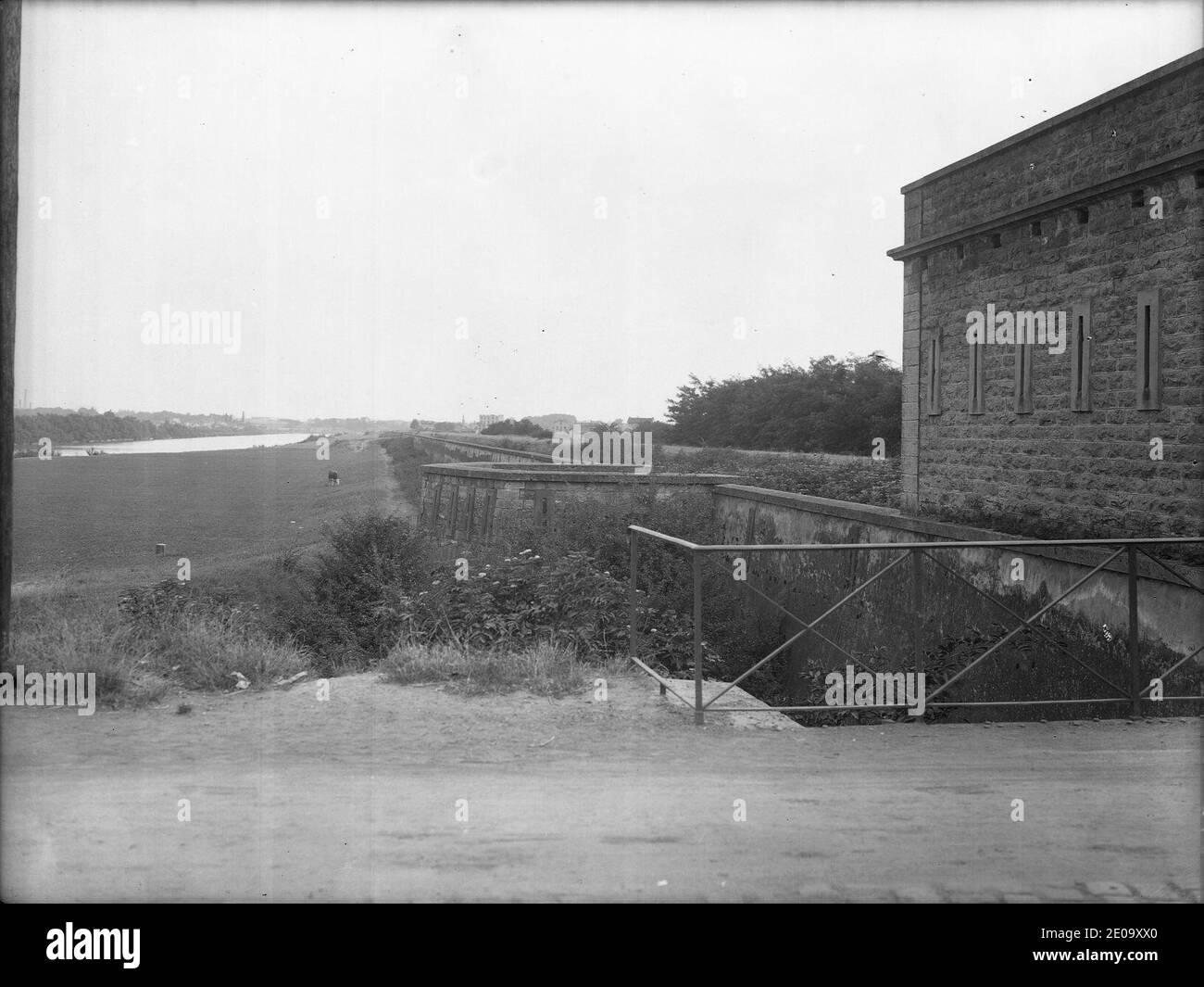 Les Fortifications - le bastion de Vaulx et le mur d'enceinte Stock ...