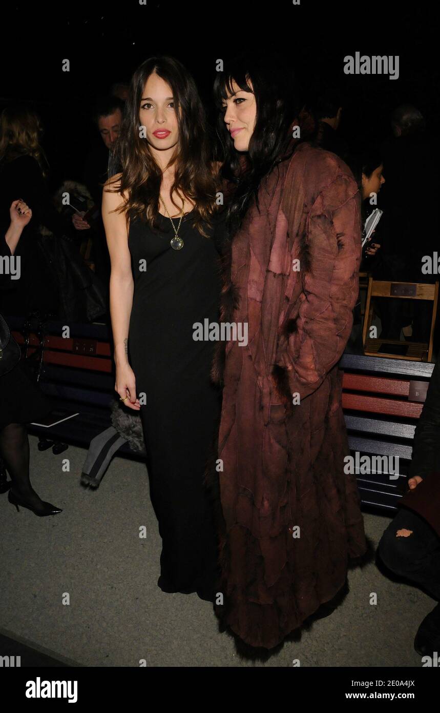 Mia tyler hi-res stock photography and images - Alamy