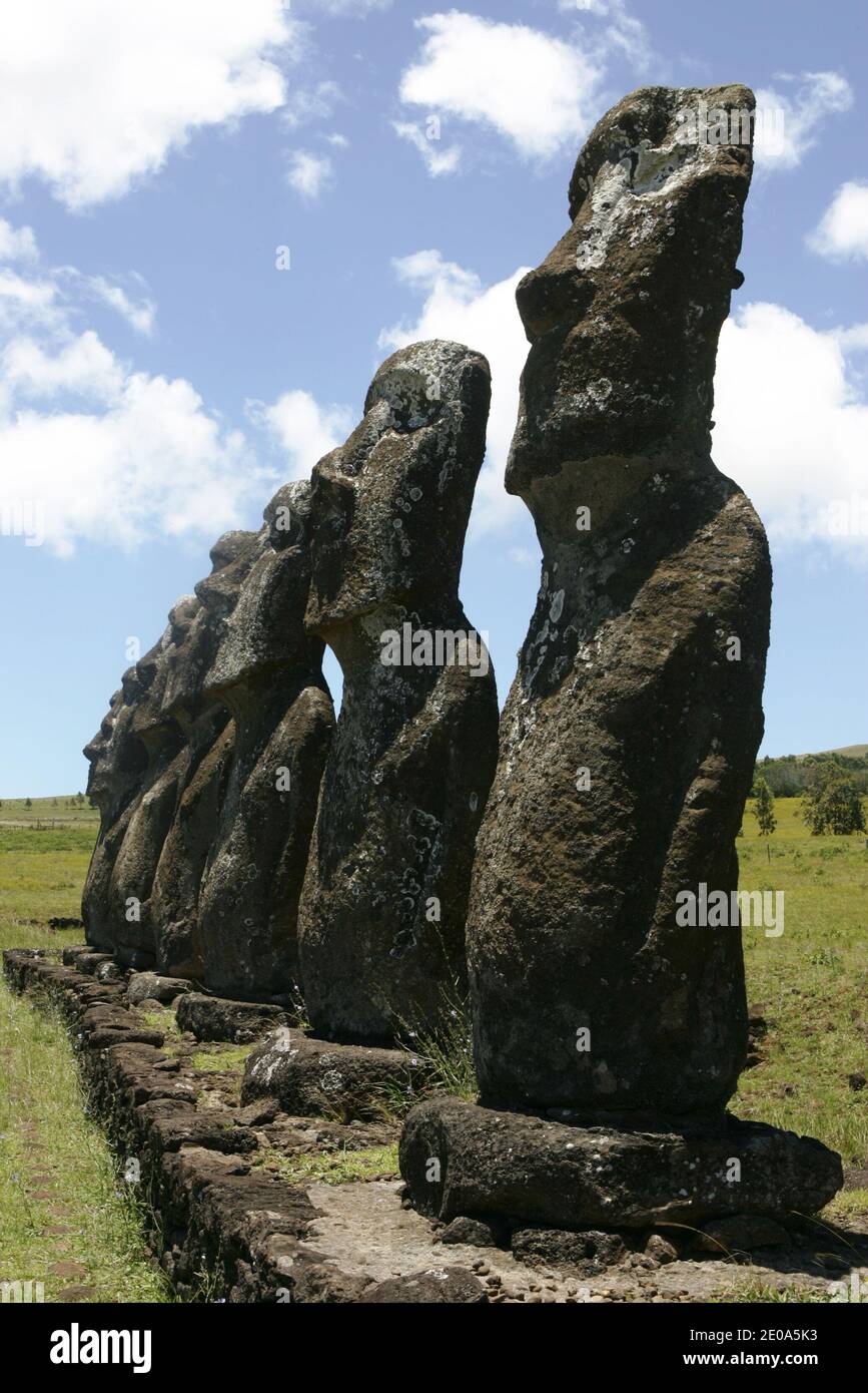 Maoi statues hi-res stock photography and images - Alamy