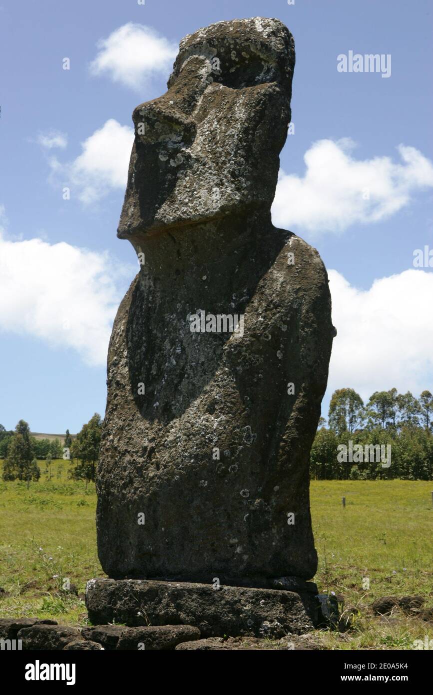 Maoi statues hi-res stock photography and images - Alamy