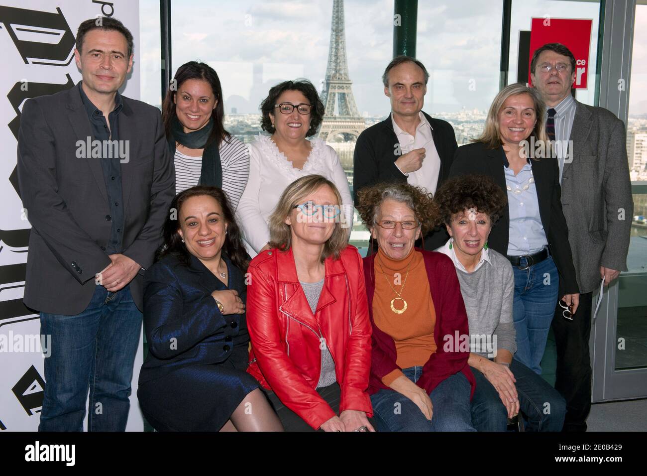 Sitting l r hi-res stock photography and images - Alamy