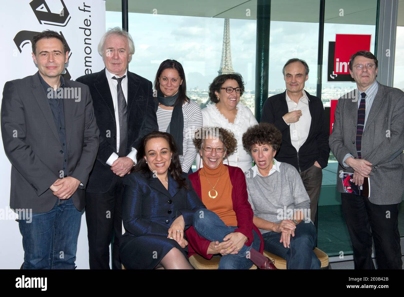 Sitting l r hi-res stock photography and images - Alamy