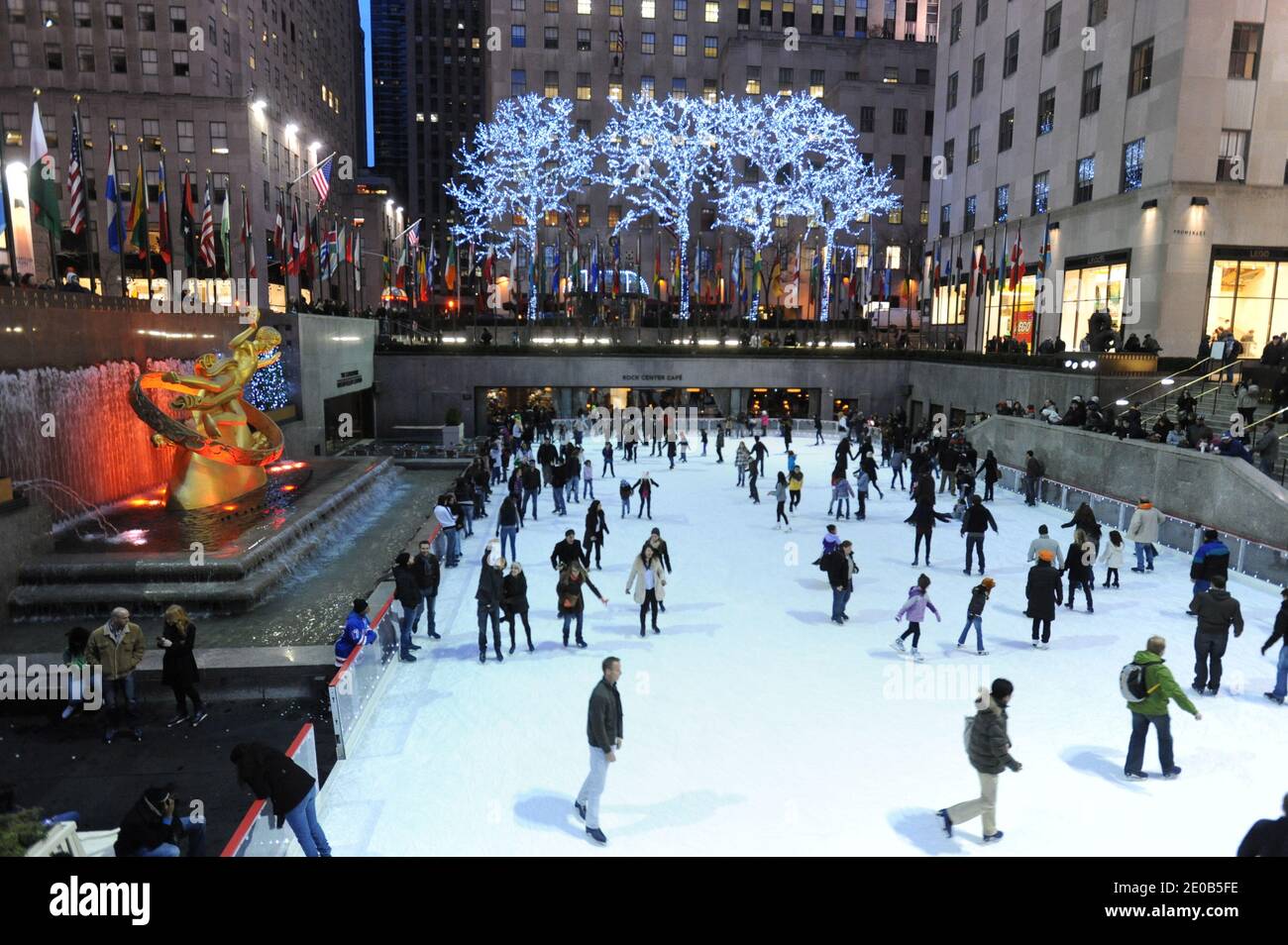 View of the Lower Plaza, Rockefeller Center and Prometheus statue in ...