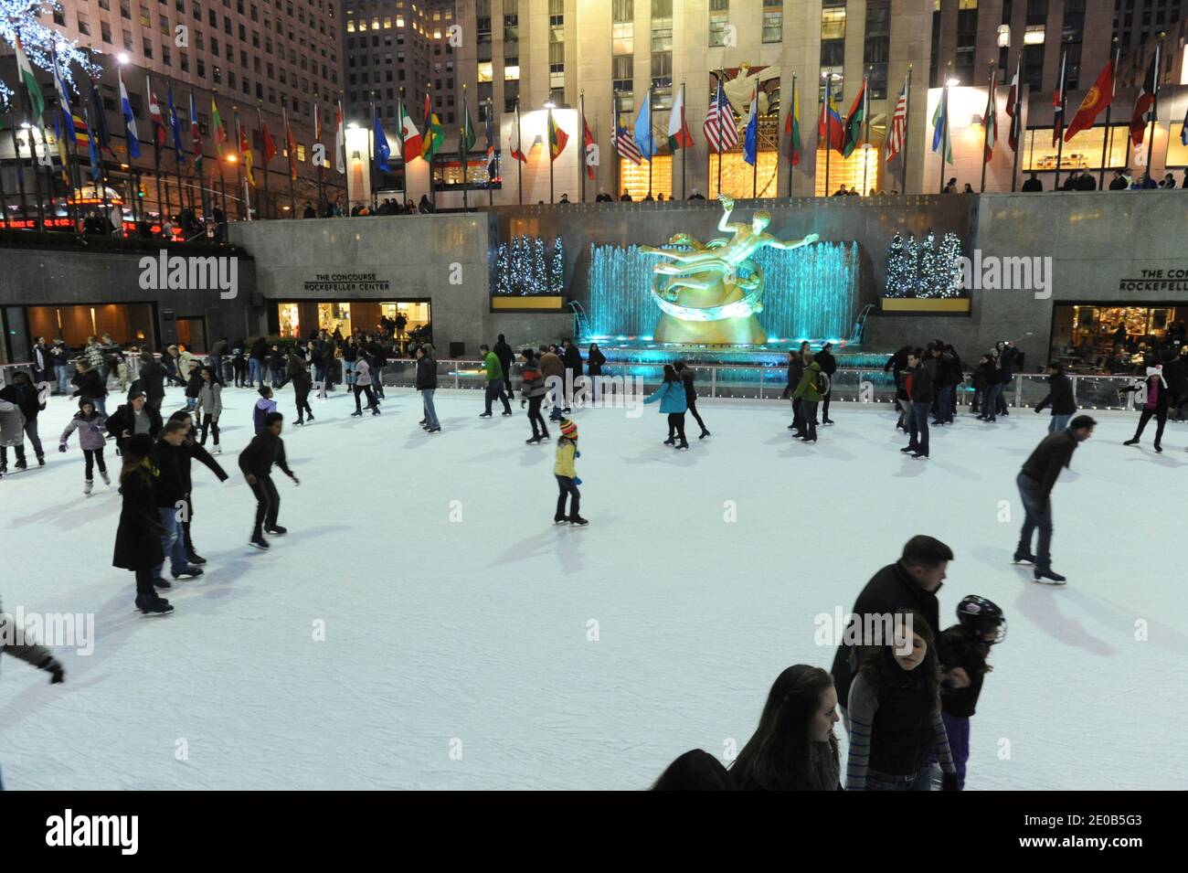 View of the Lower Plaza, Rockefeller Center and Prometheus statue in ...