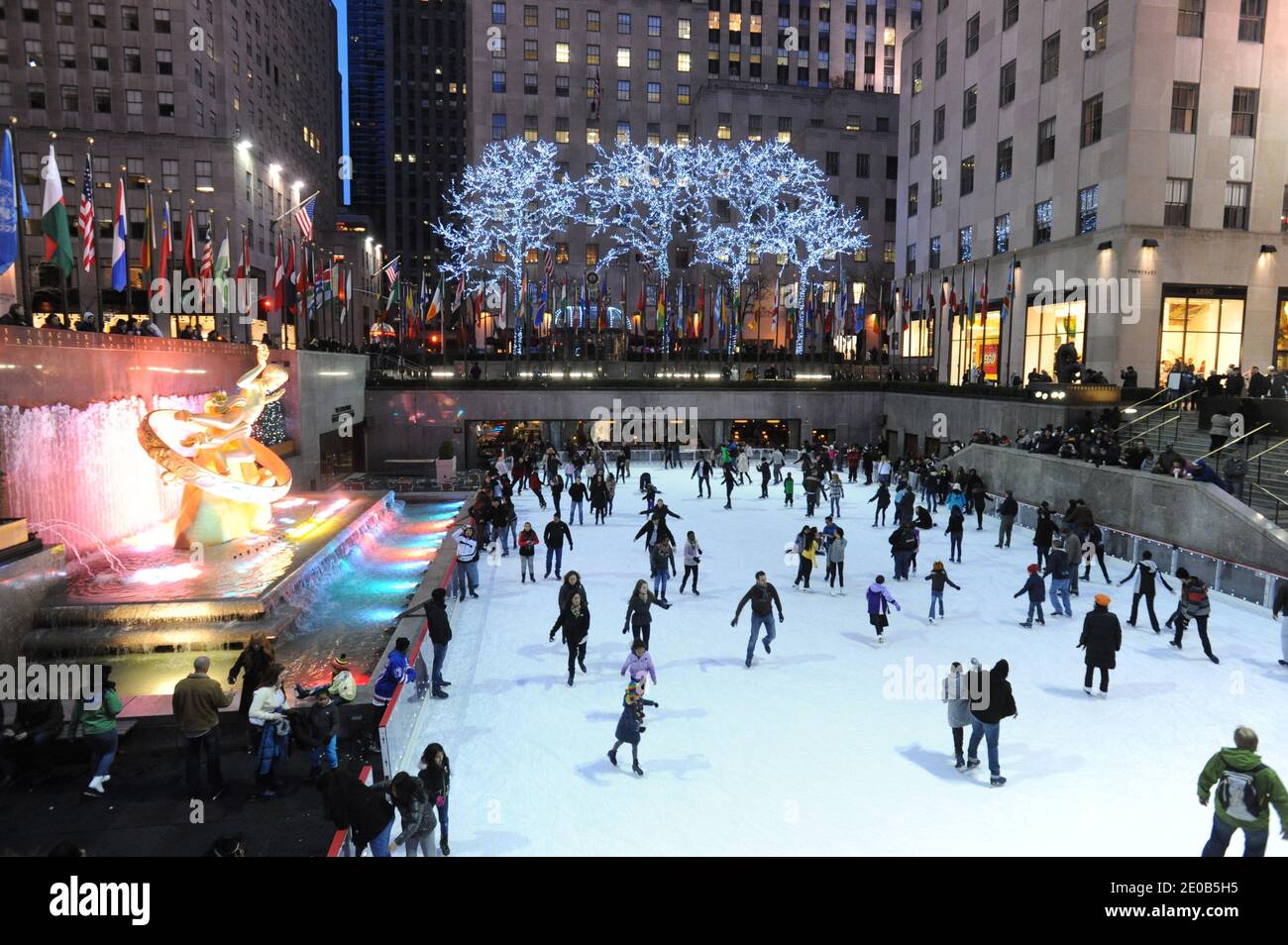 View of the Lower Plaza, Rockefeller Center and Prometheus statue in ...