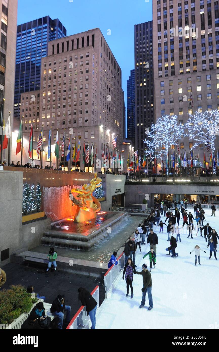 View of the Lower Plaza, Rockefeller Center and Prometheus statue in ...