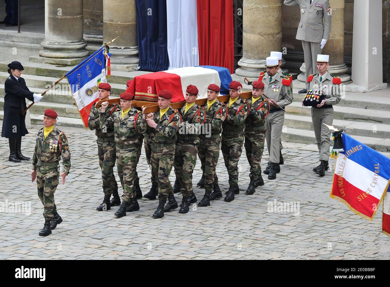 French soldiers carry the coffin during the tribute to late oscar ...