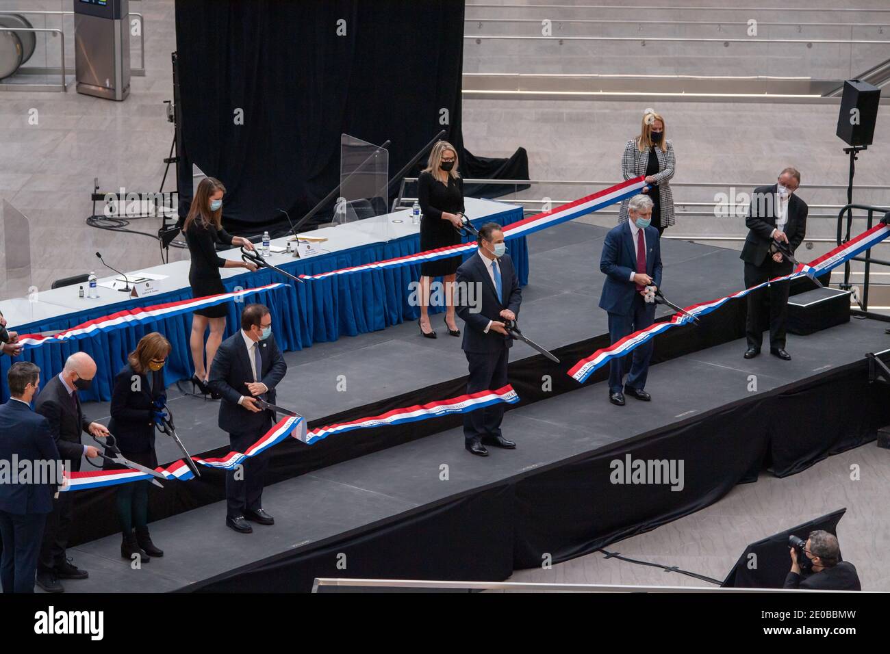 Ribbon cutting ceremony building hi-res stock photography and images ...