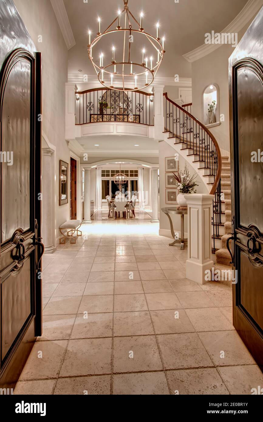 Elegant entry luxury home hi-res stock photography and images - Alamy
