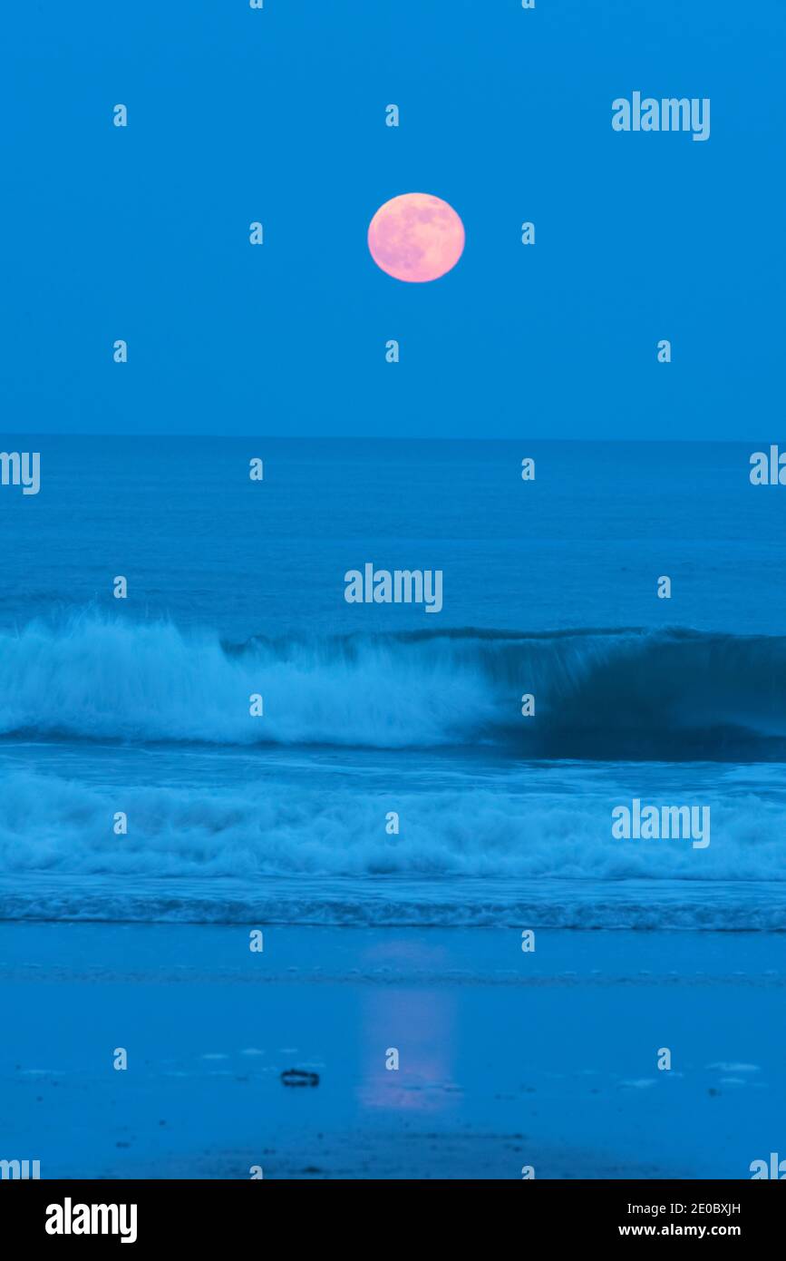Full moon rise over ocean hi-res stock photography and images - Alamy