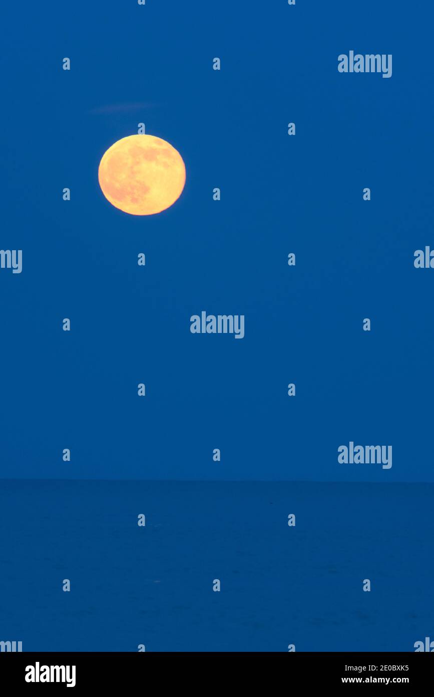 Full moon rise over ocean hi-res stock photography and images - Alamy
