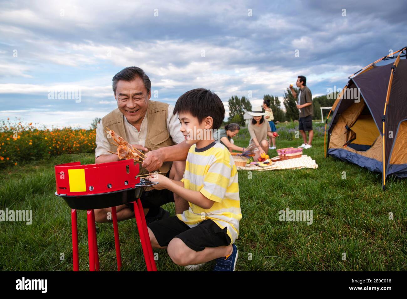 Happy family barbecue in the field Stock Photo - Alamy