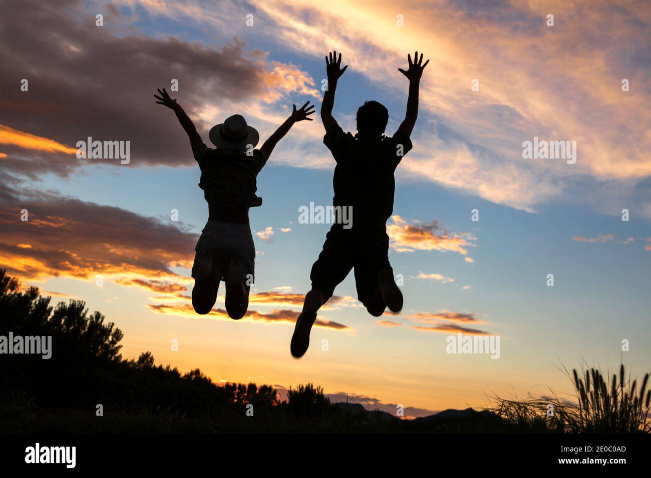 Couples jumping hi-res stock photography and images - Alamy