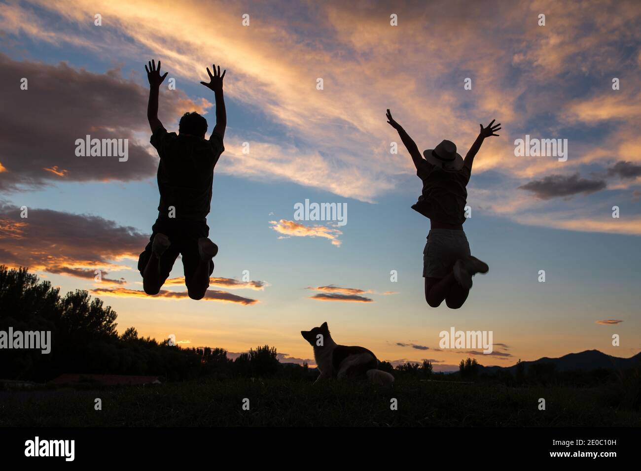 Couples jumping hi-res stock photography and images - Alamy