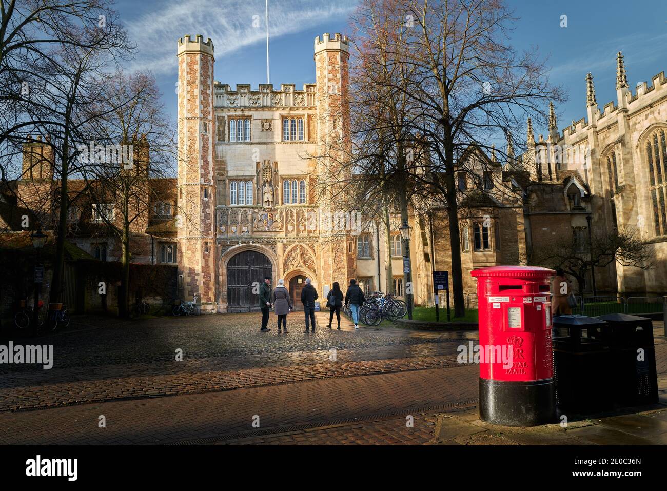 Tourists front entrance trinity college university of cambridge hi-res ...