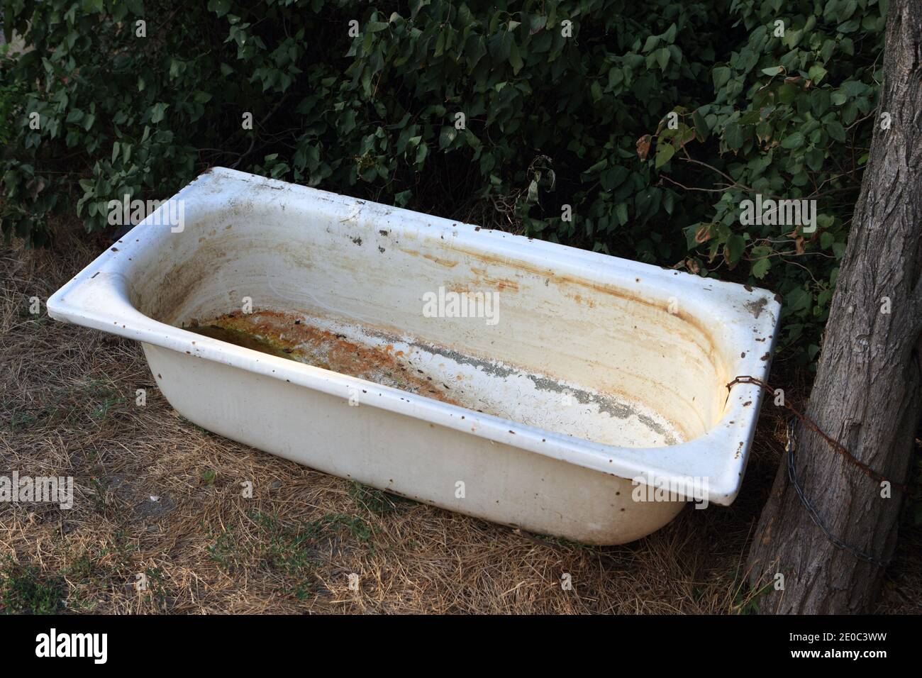 Broken bath tub hi-res stock photography and images - Alamy