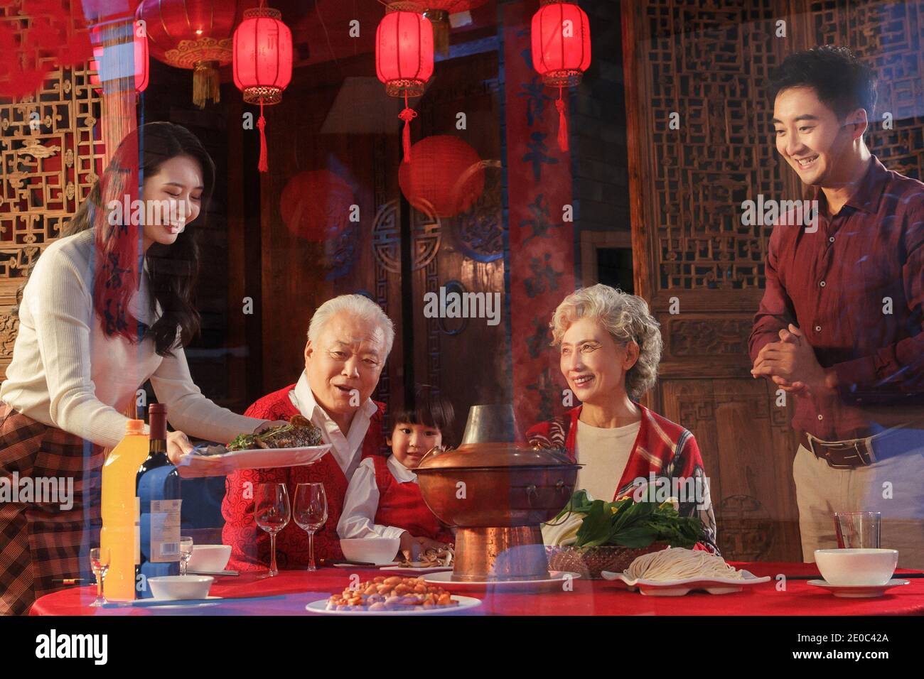 Happy eastern families ready to Chinese New Year family reunion dinner ...