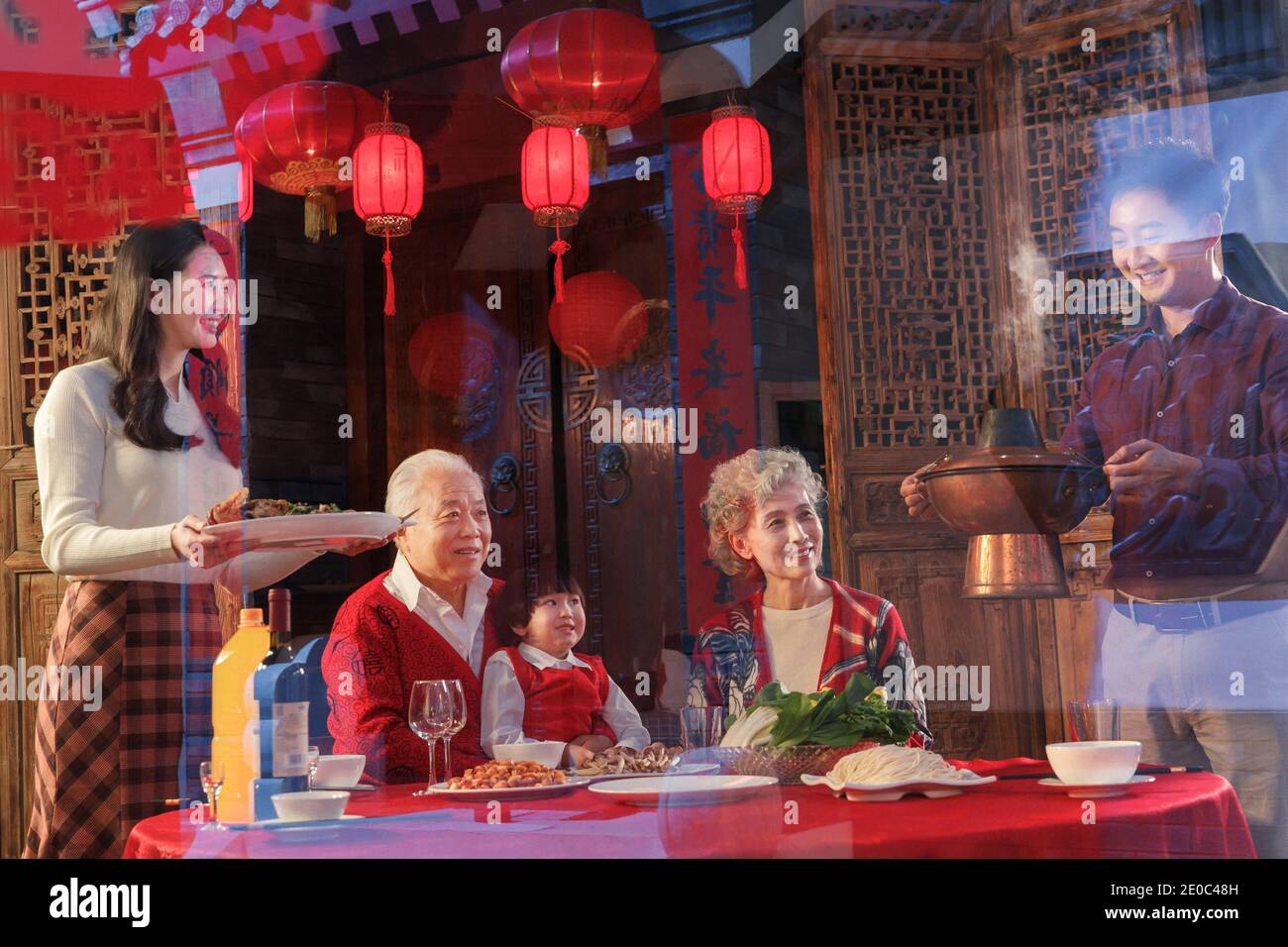 Happy eastern families ready to Chinese New Year family reunion dinner ...