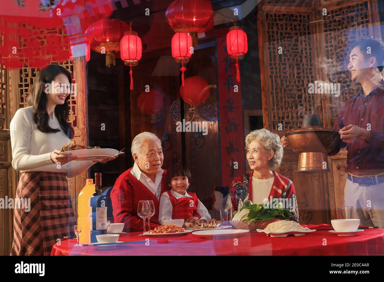 Happy eastern families ready to Chinese New Year family reunion dinner ...