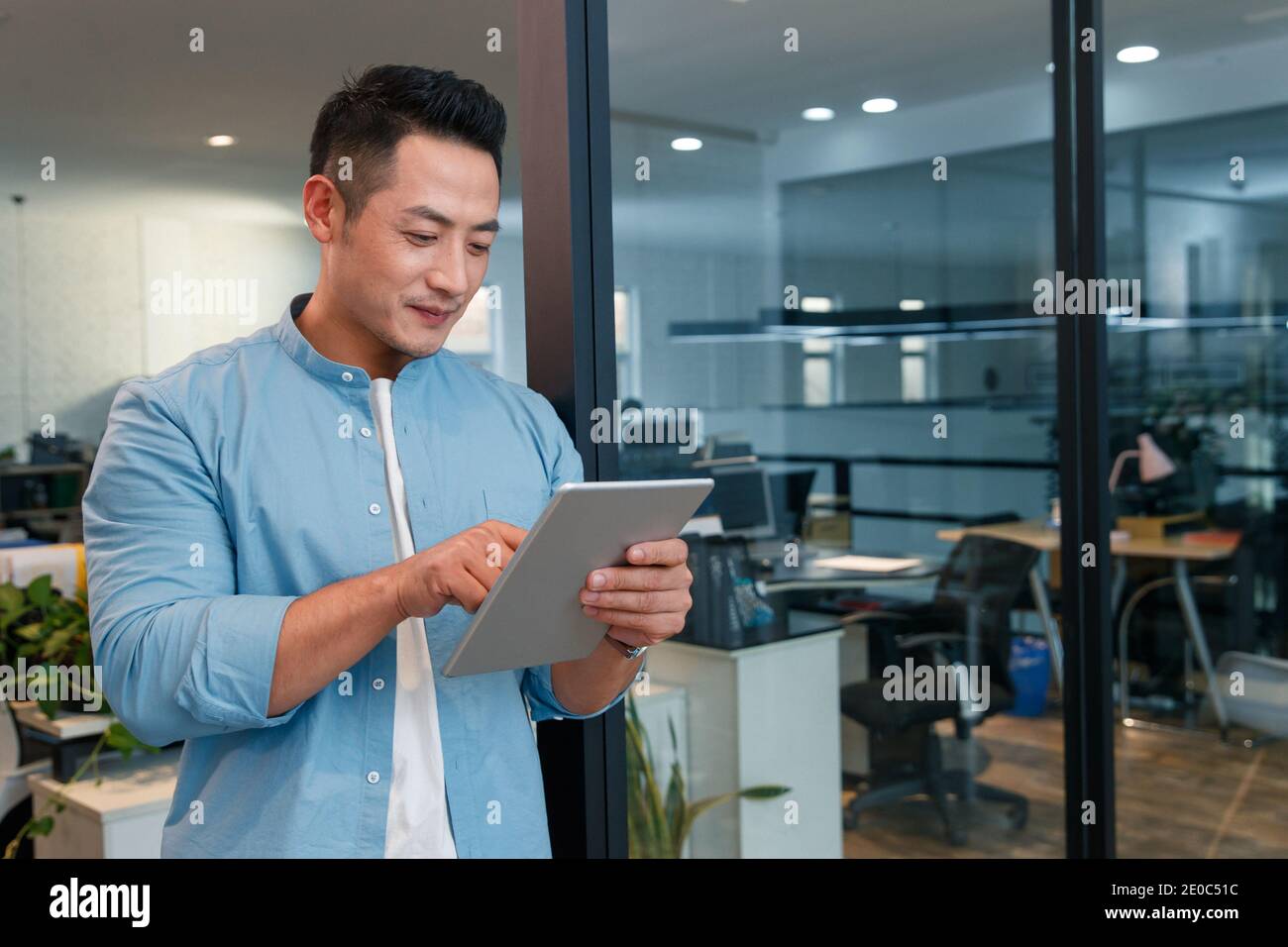 Use tablet business men in the office Stock Photo - Alamy