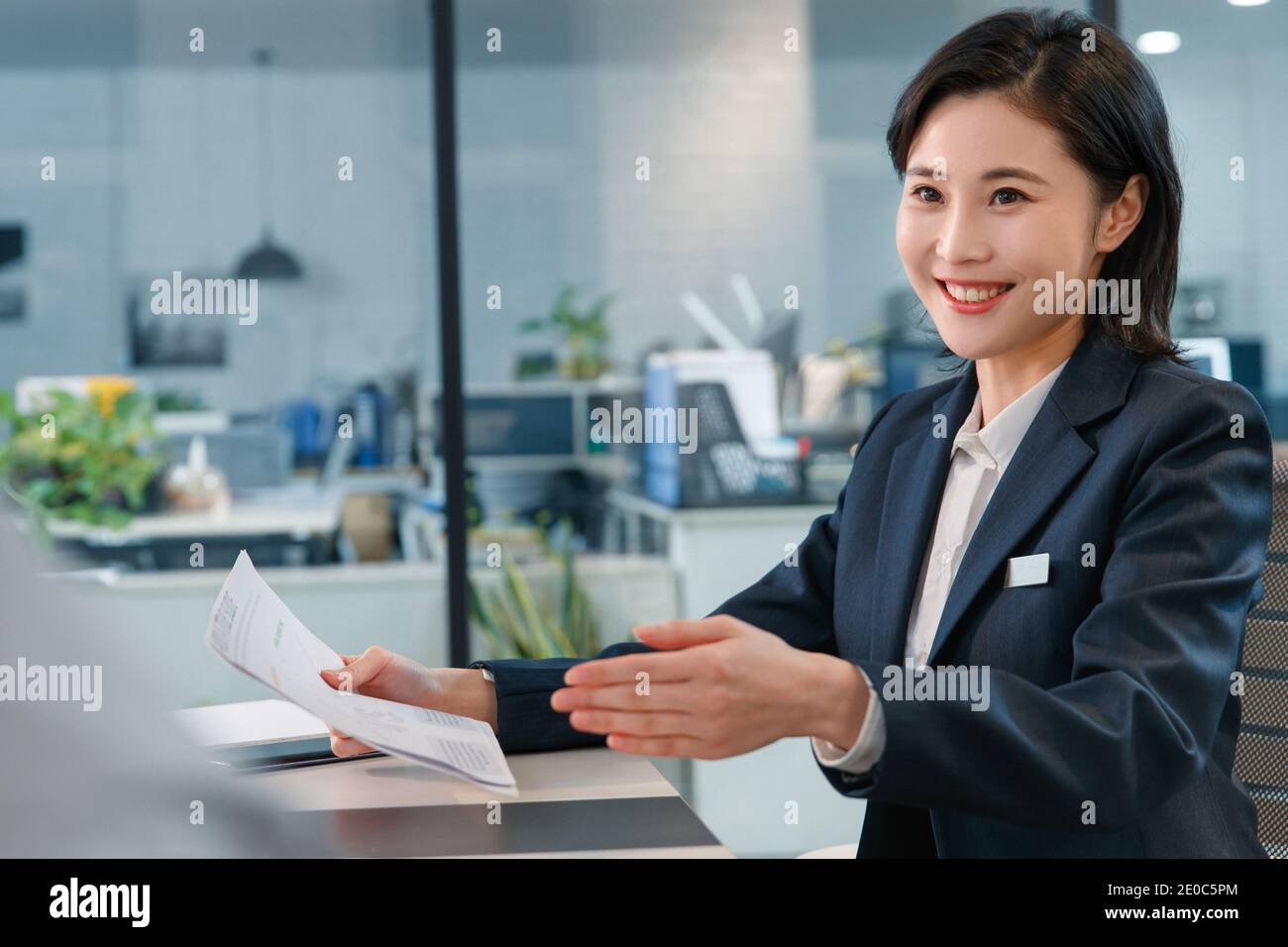 Customer service personnel hi-res stock photography and images - Alamy