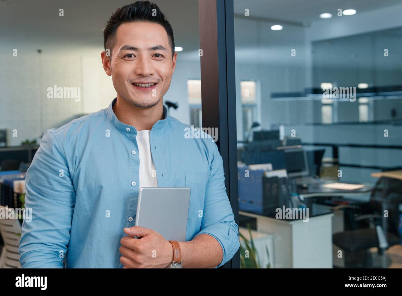 Use tablet business men in the office Stock Photo - Alamy