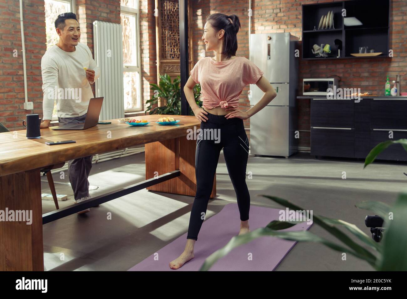 Young couples to exercise at home Stock Photo - Alamy