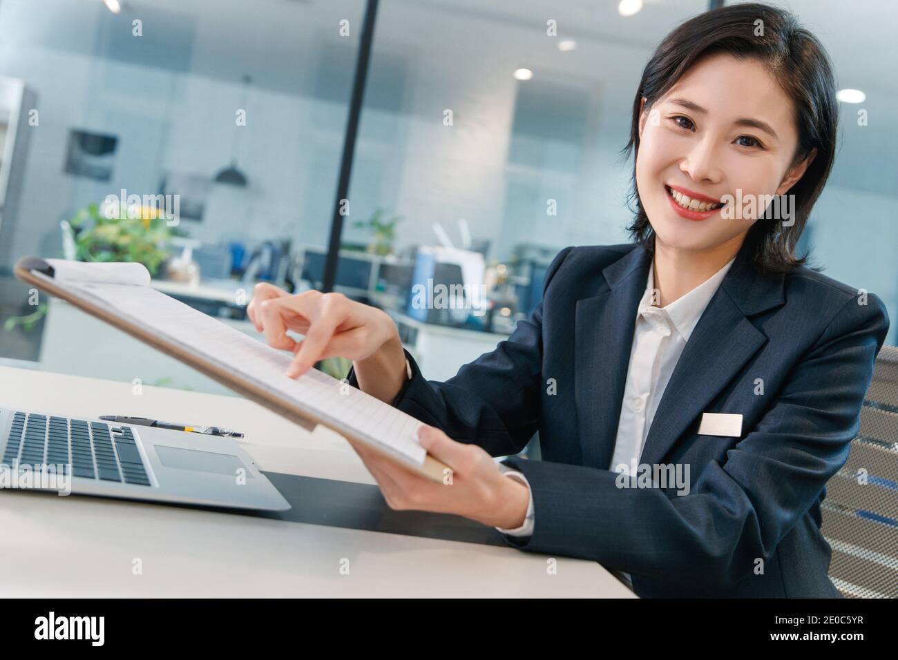 Customer service personnel hi-res stock photography and images - Alamy
