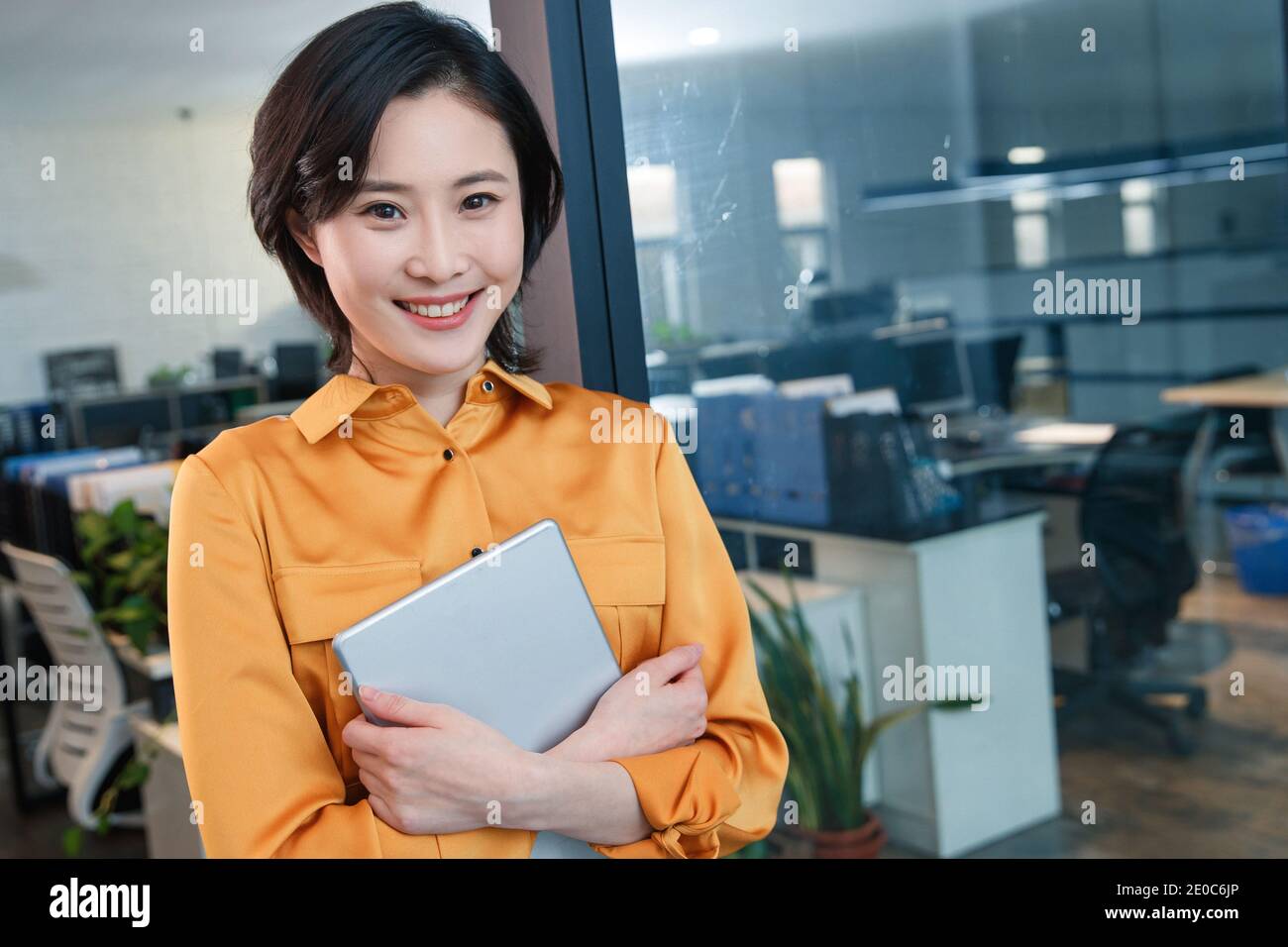 Use tablet business lady in the office Stock Photo - Alamy