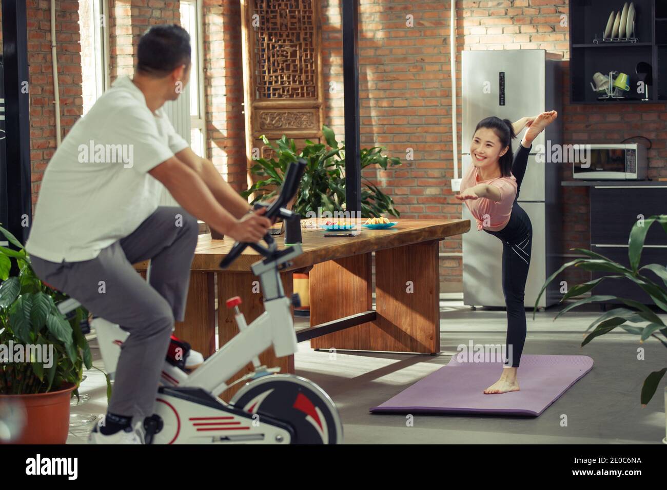 Spinning class young hi-res stock photography and images - Alamy
